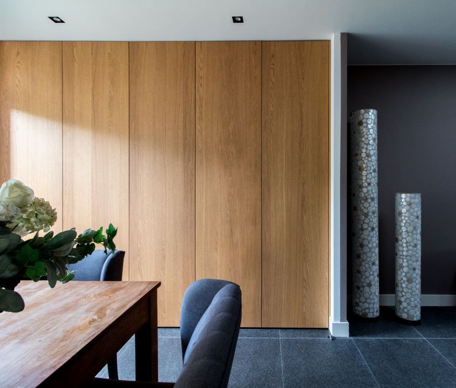 Strakke plafondhoge kast van eiken fineer