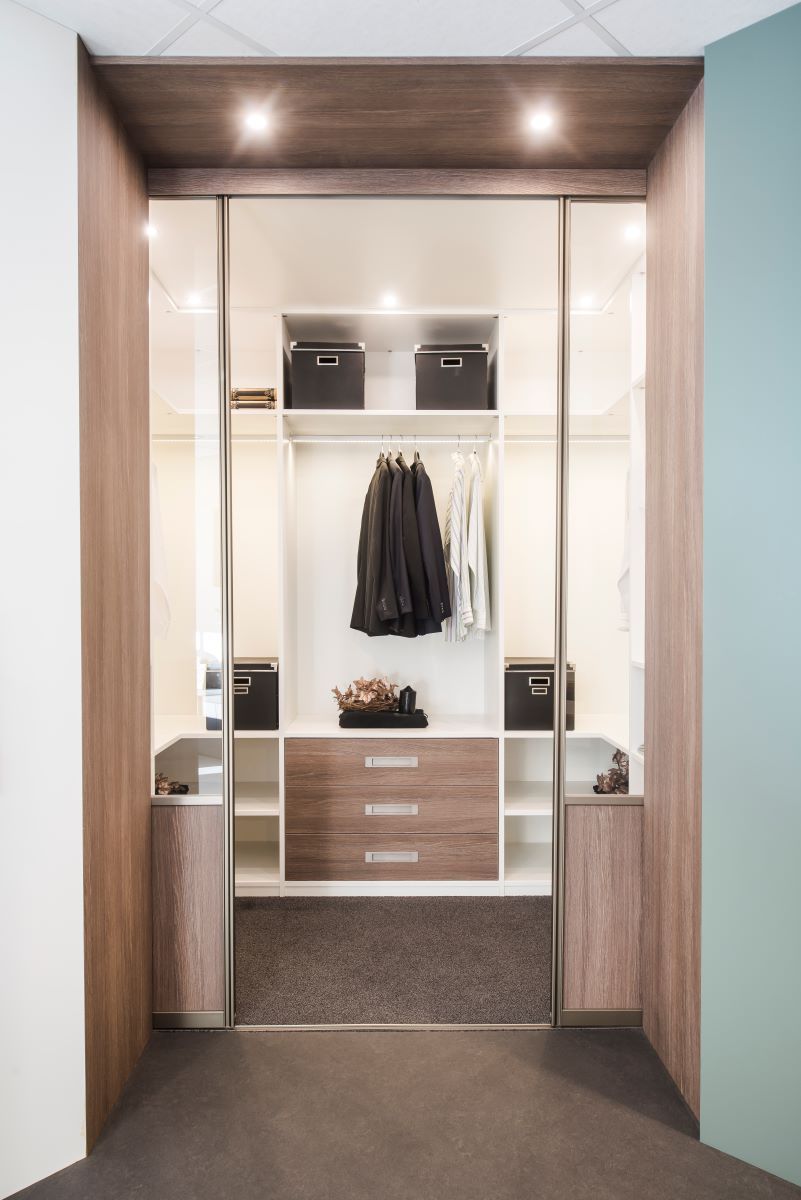 Moderne inloopkast met houtdecor en schuifdeuren op maat