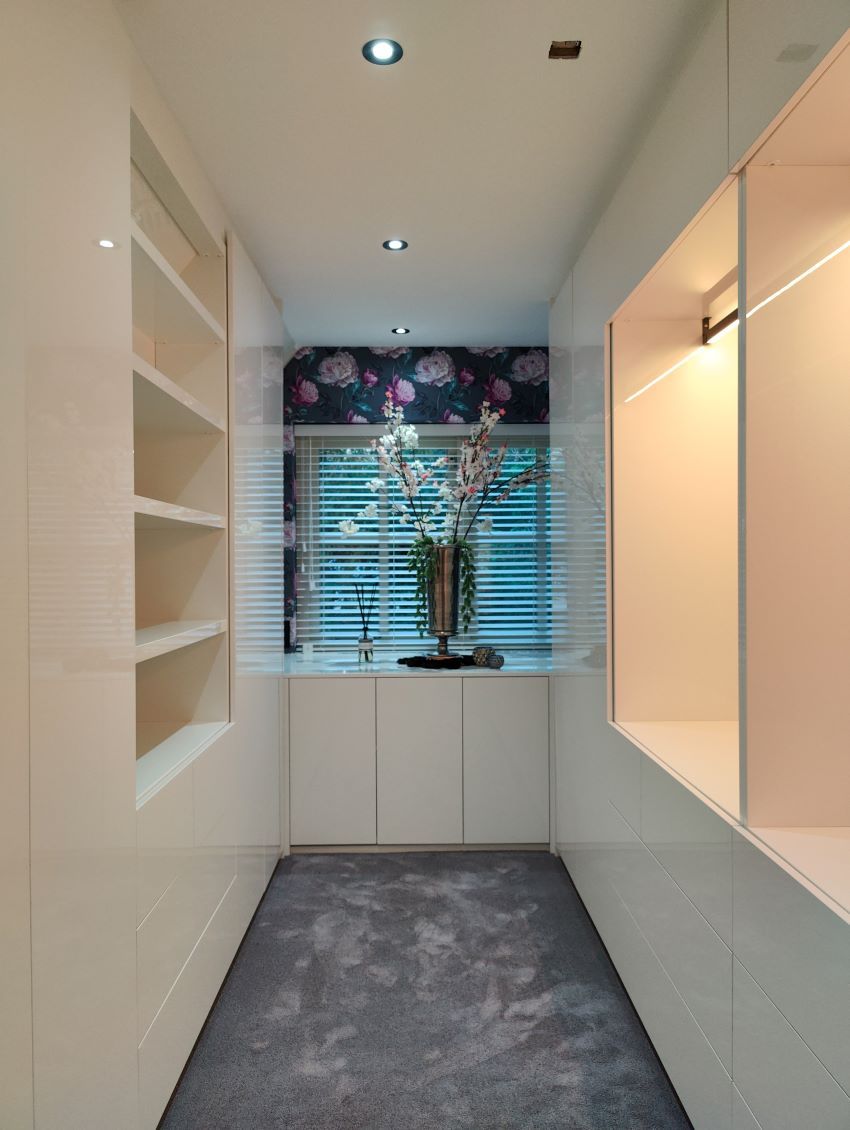 Hoogglans witte inloopkast met open en dichte delen